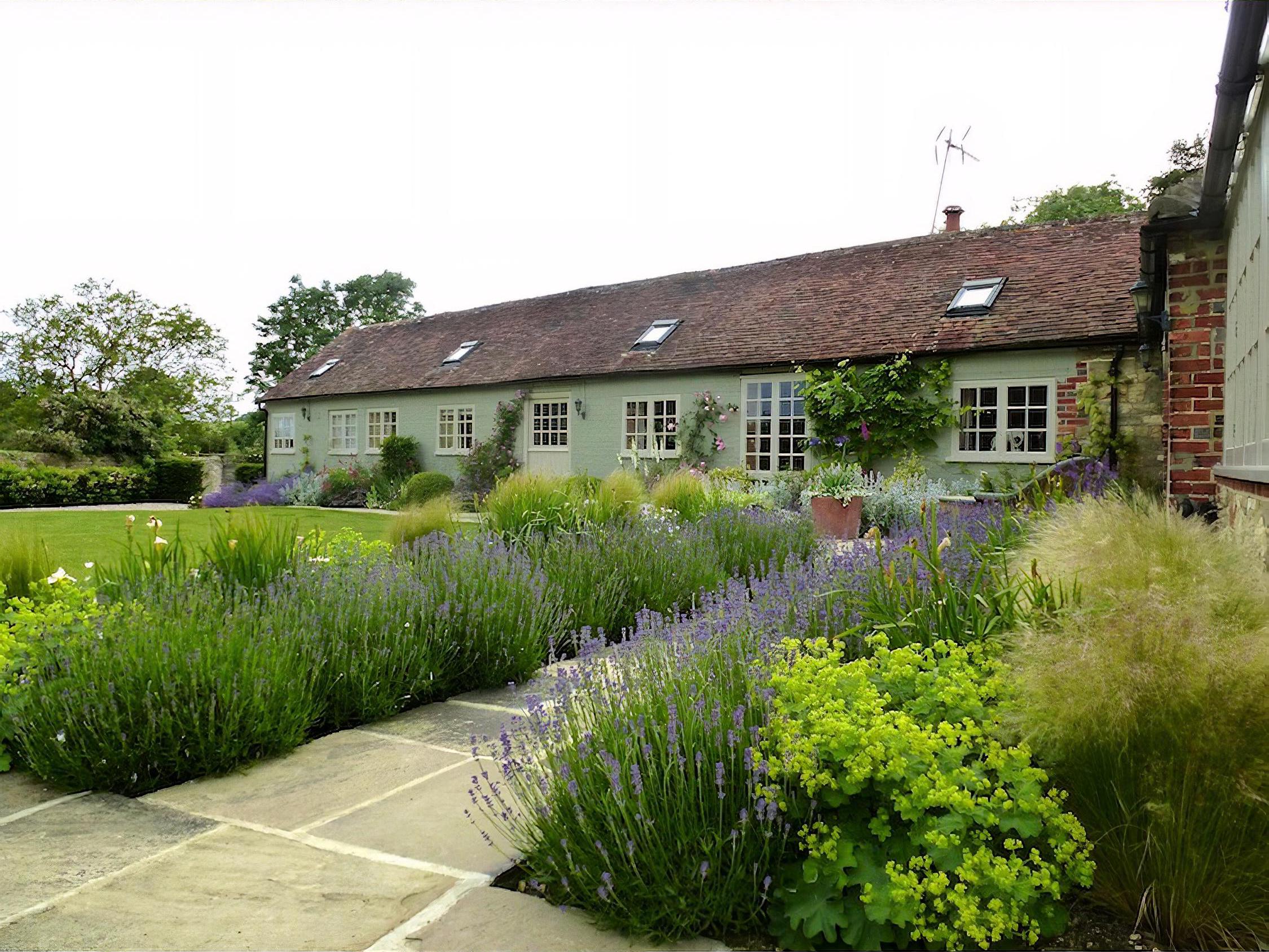 Converted farm courtyard garden by London garden designer Claudia de Yong